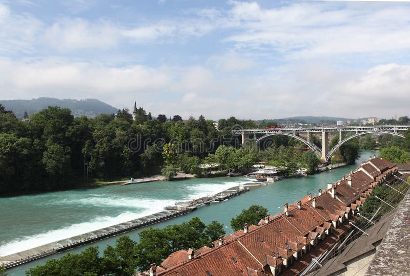 Metal El Puente a Través Del Río De Aare En Berna, Capital De Suiza ...