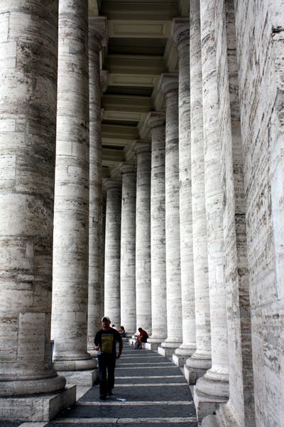 Bernini column editorial photography. Image of vatican - 19674932