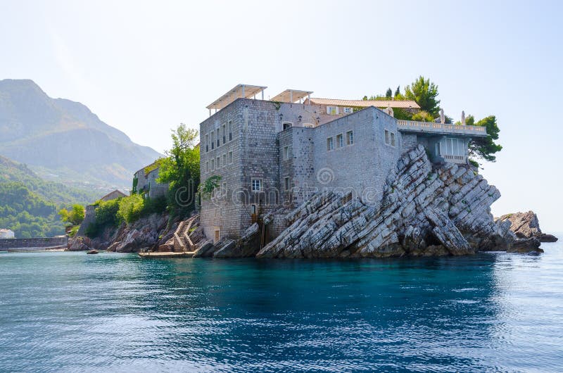Beroemd Eiland Van St Stephen Sveti Stefan, Montenegro Stock Afbeelding ...