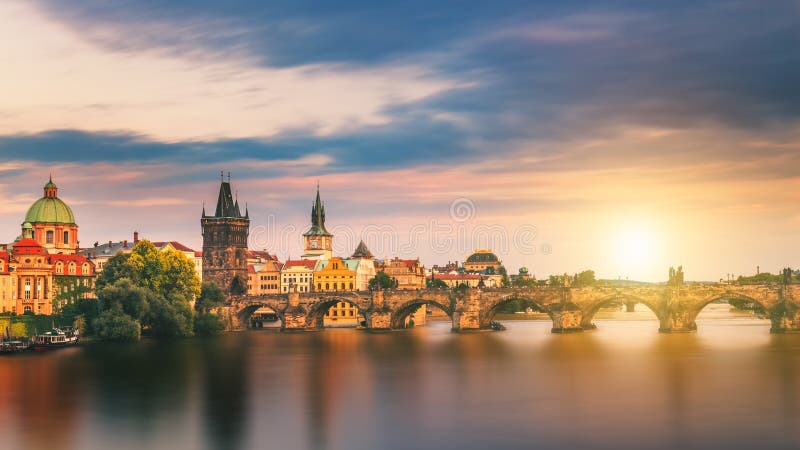 Beroemd Iconisch Beeld Van Charles-brug, Praag, Tsjechische Republiek C ...