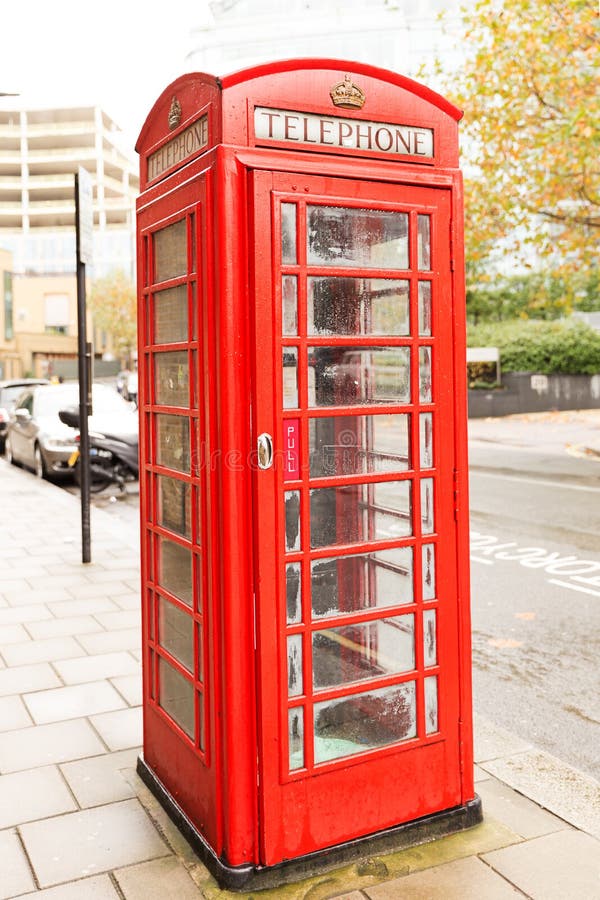 Beroemde Klassieke Engelse Rode Telefooncel Stock Foto - Image of brits ...