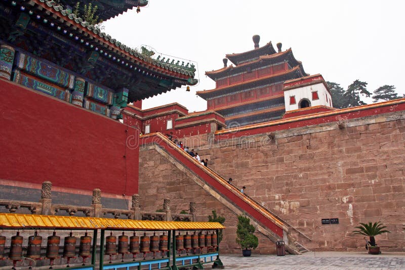 Beroemde Puning-tempel in Chengde, China Redactionele Afbeelding ...