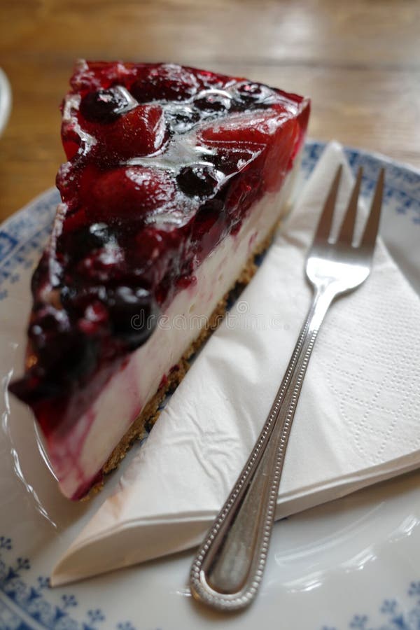 Berry Cheesecake Slice on Plate Stock Illustration - Illustration of ...