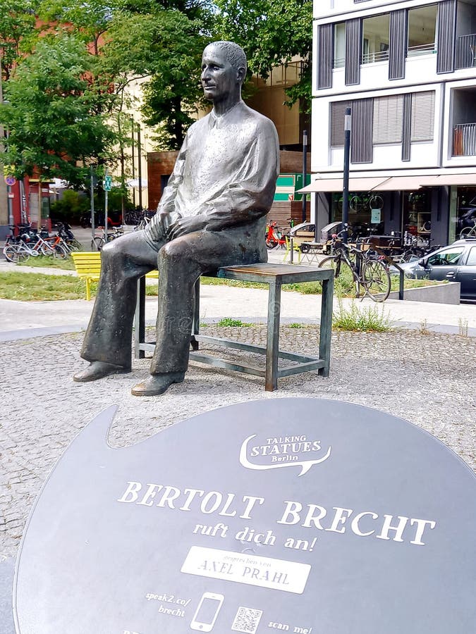Bertolt Brecht Statue on Bertolt Brecht Platz, Berlin Editorial ...