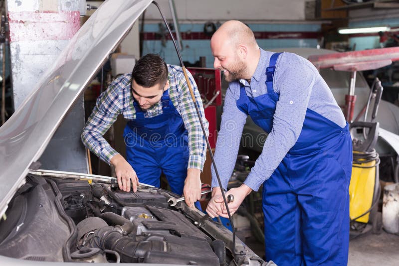 Berufsmechaniker, Die Auto Reparieren Stockfoto - Bild von mechaniker ...