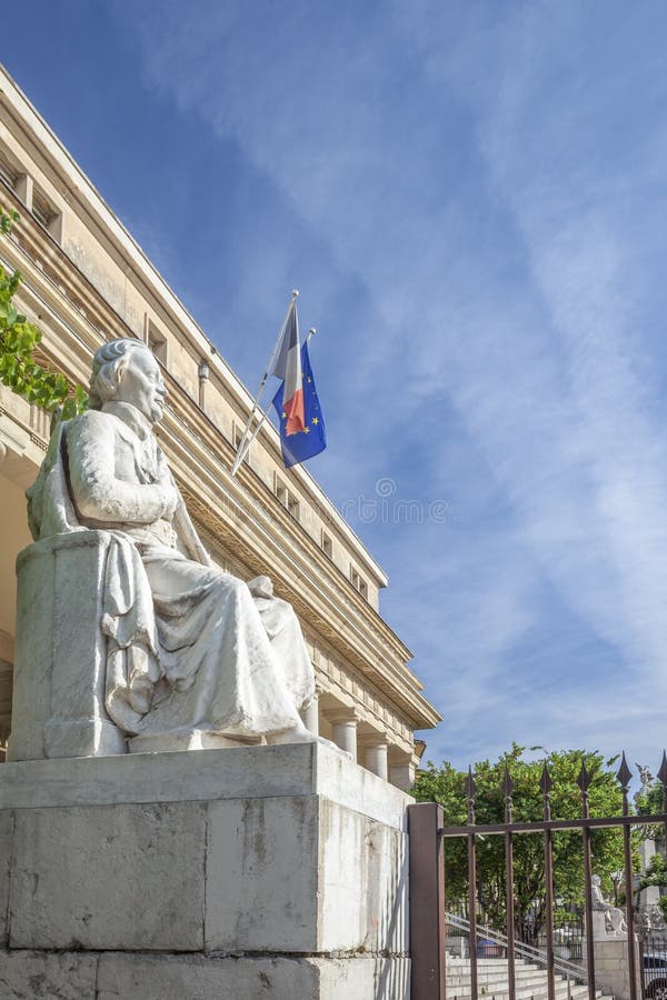 Berufungsgericht Mit Statue in Aix En Provence -Stadt Stockfoto - Bild ...