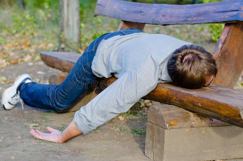 Berusad man sover i parken fotografering för bildbyråer. Bild av ...