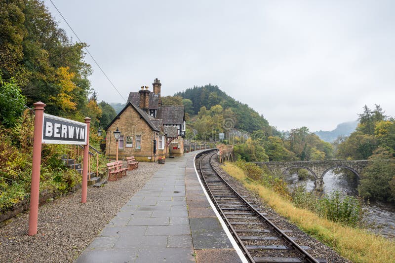 Berwyn railway station editorial photo. Image of autumnal - 295515321