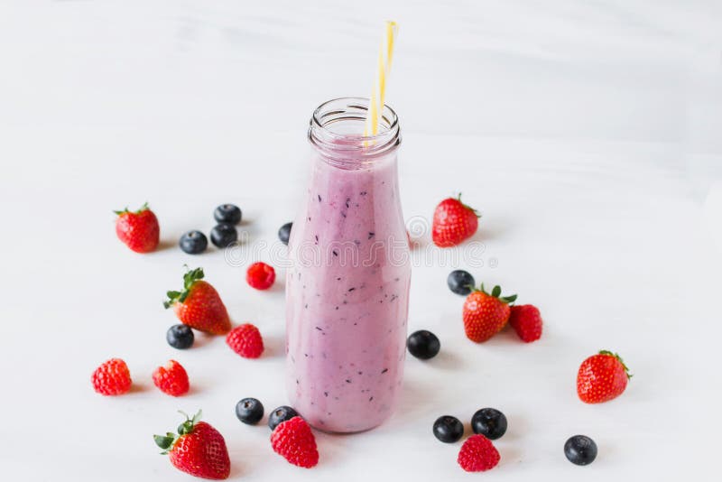 Bes Smoothie Op Witte Achtergrond Stock Afbeelding - Image of cocktail ...