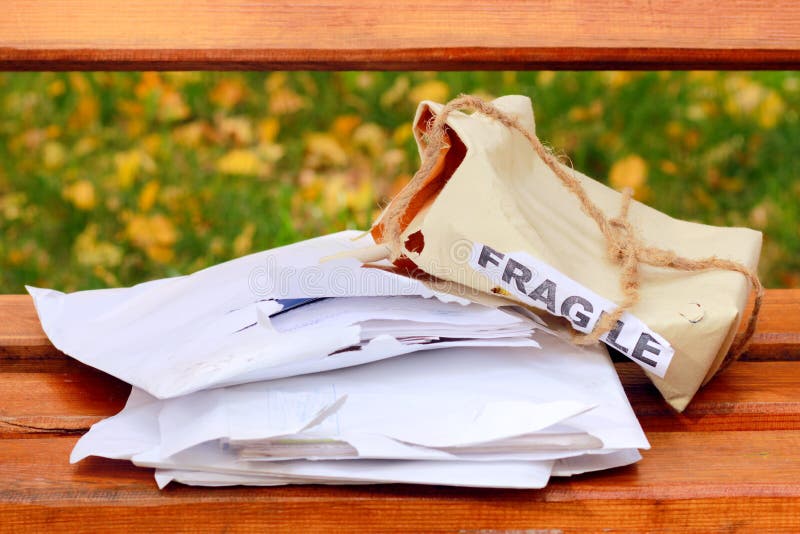 Beschadigd pakket stock foto. Afbeelding bestaande uit gift - 30345166