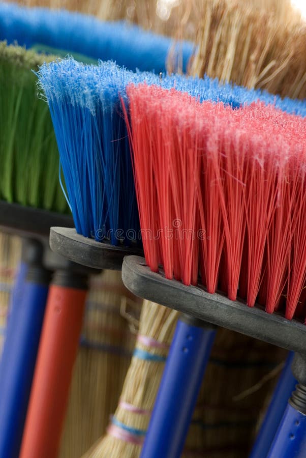 Bunte Besen stockfoto. Bild von schneebesen, reinigungsmittel - 1523744