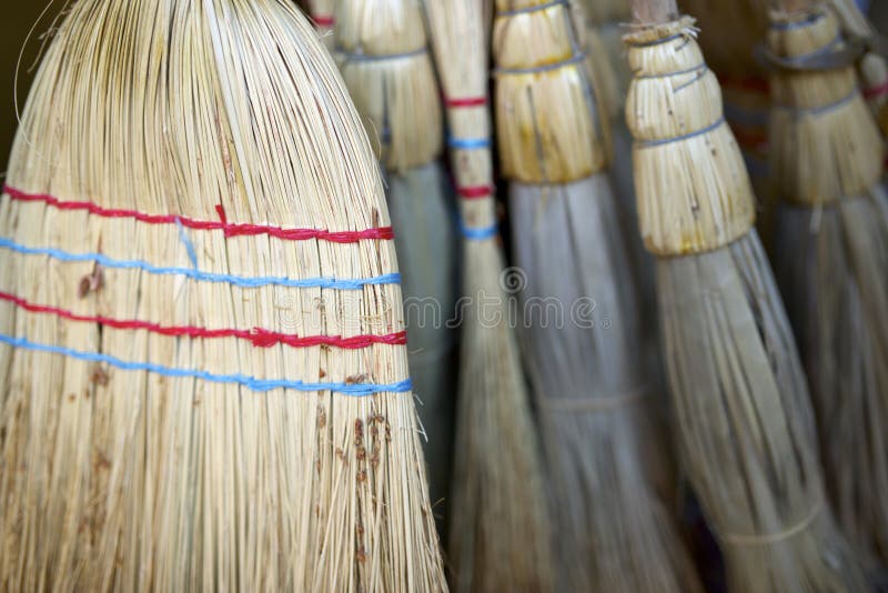 Bunte Besen stockfoto. Bild von schneebesen, reinigungsmittel - 1523744