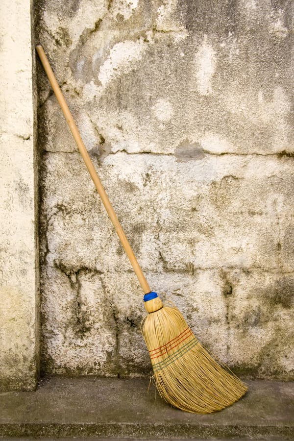 Alter Besen Gesetzt Auf Die Wand Stockfoto - Bild von auslegung, haupt ...