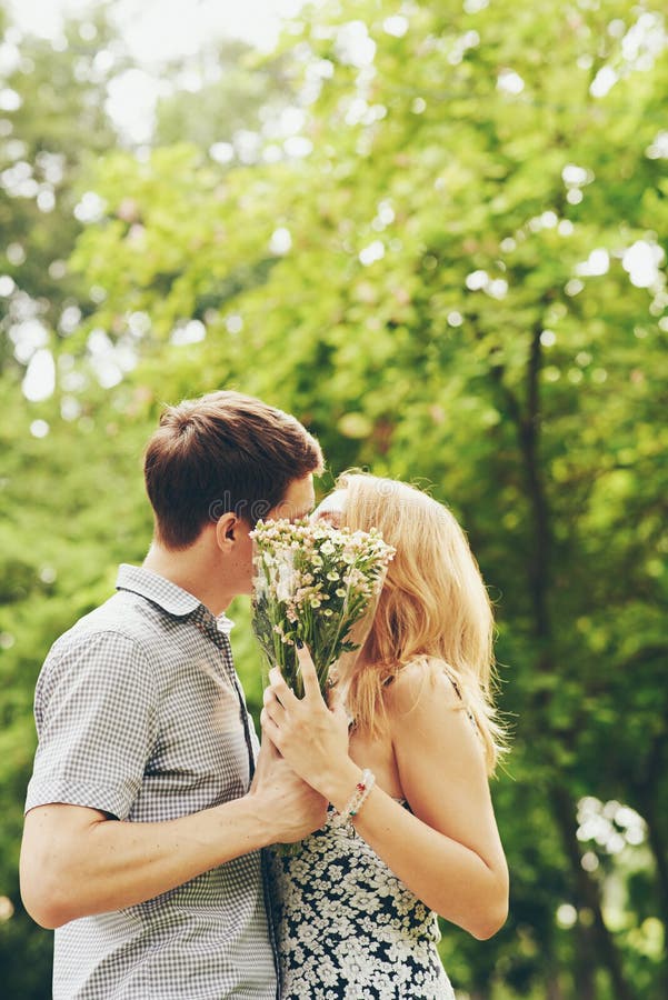 Beso foto de archivo. Imagen de fechado, besar, romance - 62832578