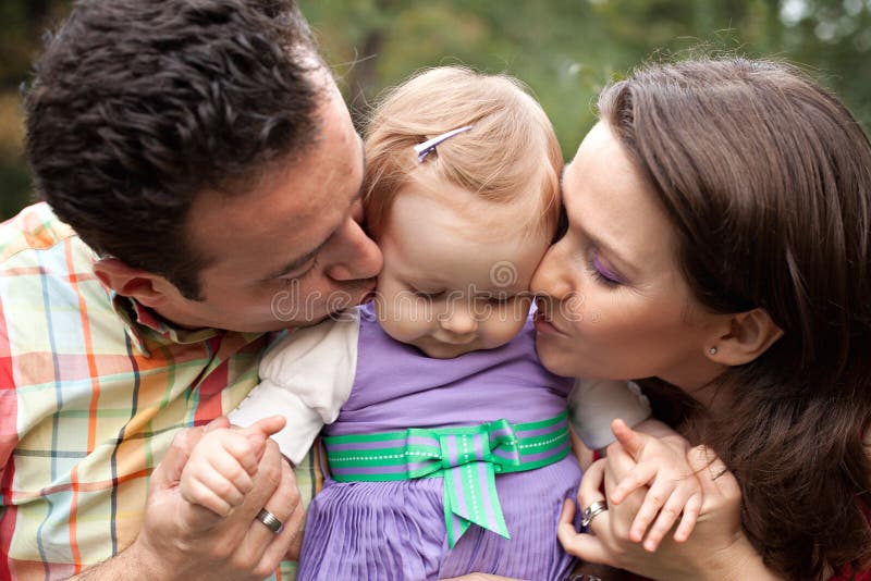 Beso Del Amor - Padres Con Su Bebé Imagen de archivo - Imagen de ...