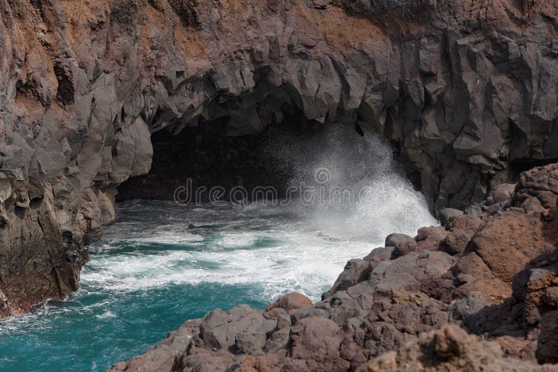Bespattend Water Over De Rotsen in Los Hervideros, Lanzarote, Spanje ...