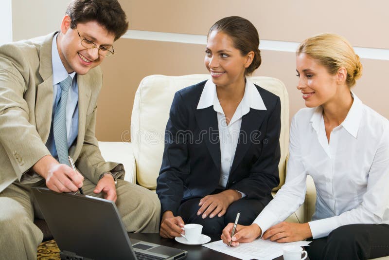 Bespreking van de analyse stock afbeelding. Image of computer - 2884109