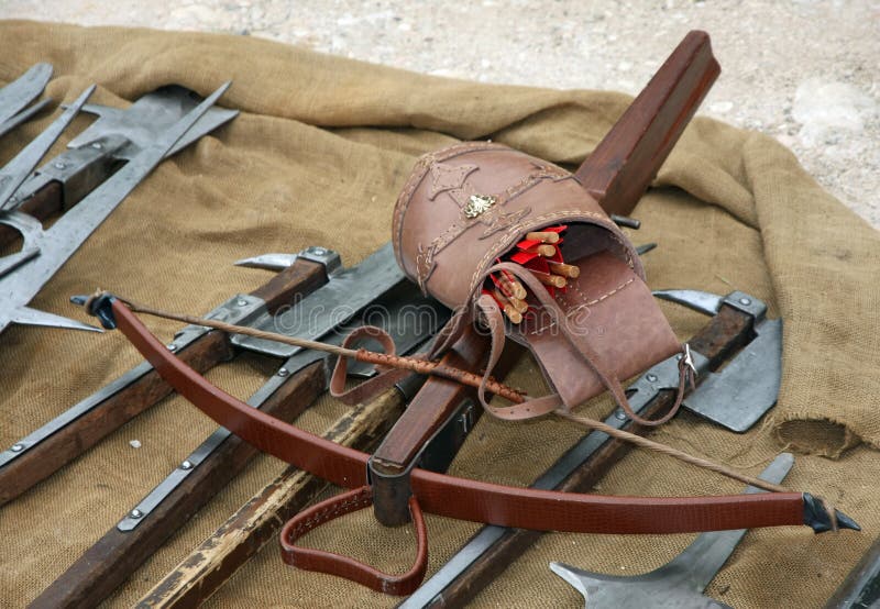 Besta De Madeira Com Setas E O Outro Weapo Antigo E Medieval Imagem de ...