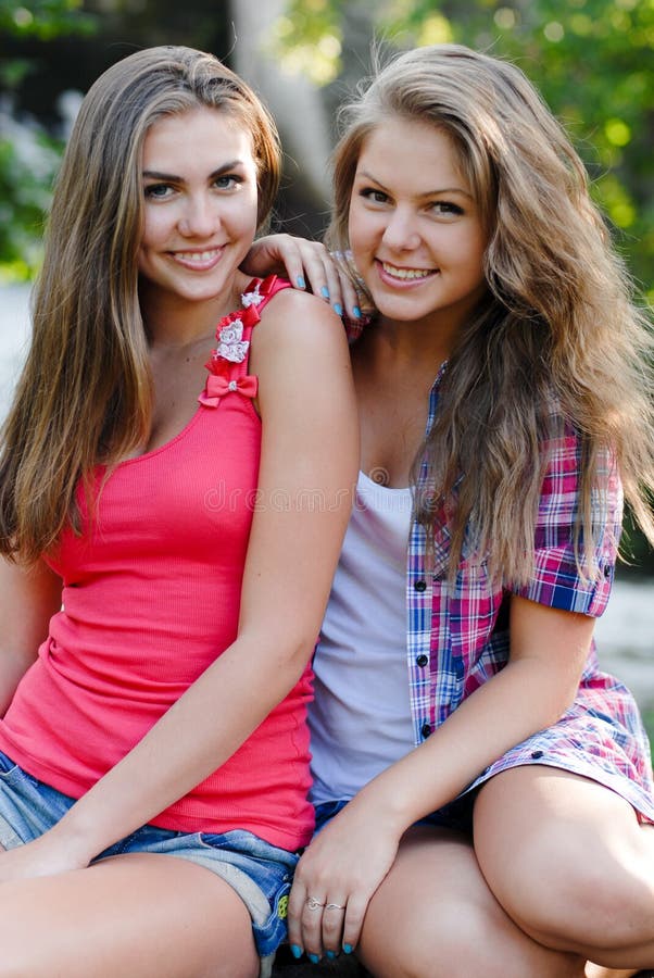 Freundschaft - Zwei Beste Freundinnen, Die Eachother Umarmen Stockbild ...