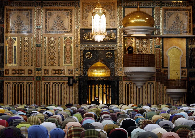 Moslemische Familie, Die Ein Ramadan-Fest Hat Stockfoto - Bild von ...