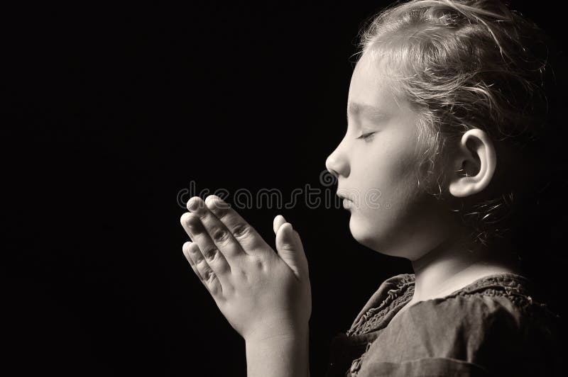 Kleines Mädchen beim Beten stockfoto. Bild von obacht - 29489986