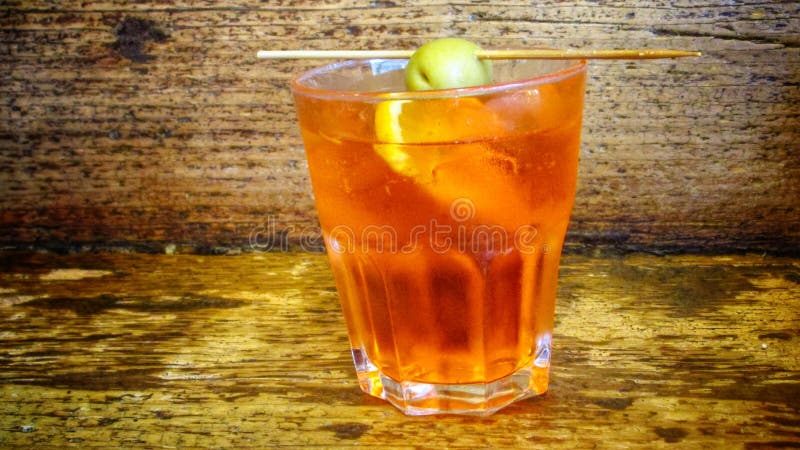 Bevanda alcolica arancione fotografia stock. Immagine di stabile - 63676100