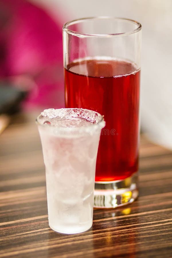 Bevanda Alcolica Con La Frutta-bevanda Fotografia Stock - Immagine di ...