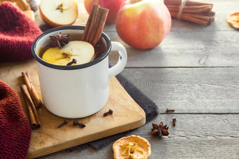 Bevanda calda con le mele immagine stock. Immagine di natale - 97850389