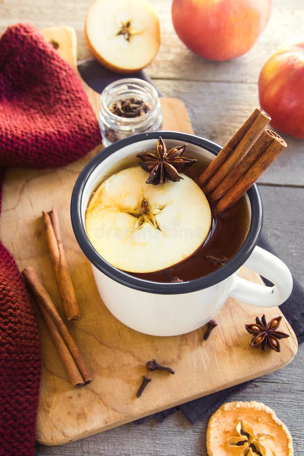 Bevanda calda con le mele immagine stock. Immagine di anice - 97850431
