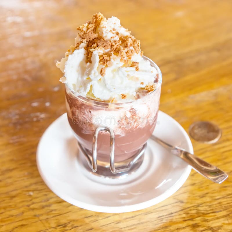 Bevanda Calda Delle Alpi Di Bombardino Immagine Stock - Immagine di ...