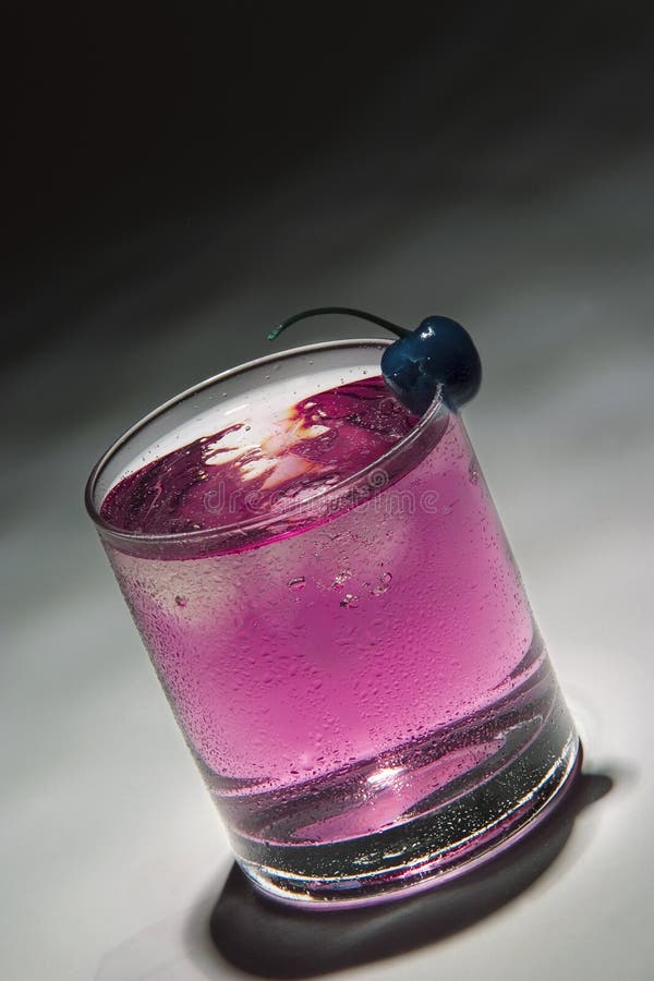 Bevanda Con La Ciliegia Ed Il Ghiaccio Blu Fotografia Stock - Immagine ...