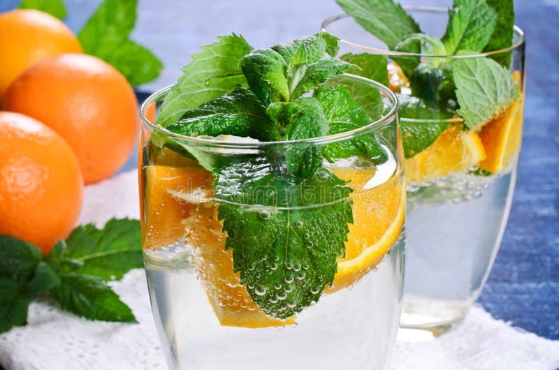 Bevanda Con Le Arance E La Menta Immagine Stock - Immagine di arancione ...