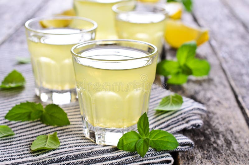 Bevanda del limone immagine stock. Immagine di fresco - 58570685