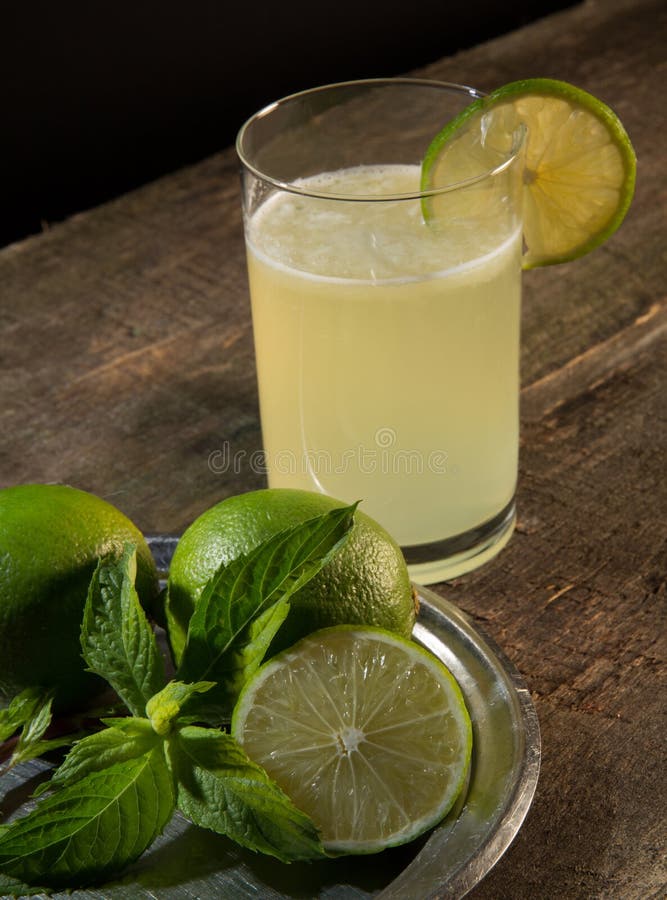 Bevanda Del Limone E Della Menta Immagine Stock - Immagine di erbe ...