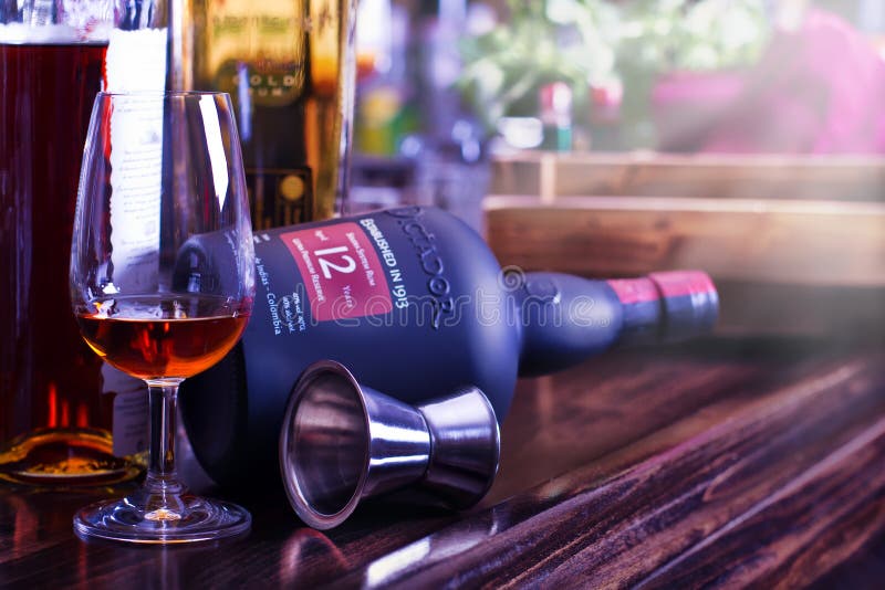 Drink al rum fotografia stock editoriale. Immagine di ubriachi - 34522178