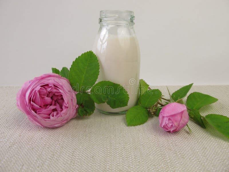 Bevanda Del Yogurt Di Rosa E Fiori Rosa Fotografia Stock - Immagine di ...