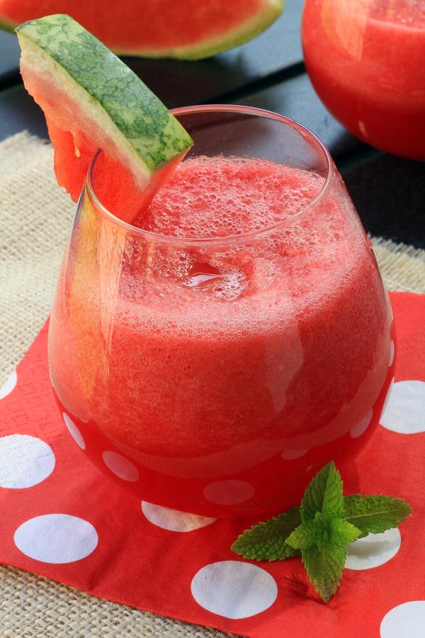 Bevanda dell'anguria immagine stock. Immagine di fiori - 55101181