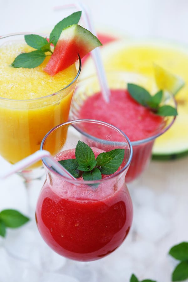 Bevanda Gialla Dell'anguria in Vetri Fotografia Stock - Immagine di ...