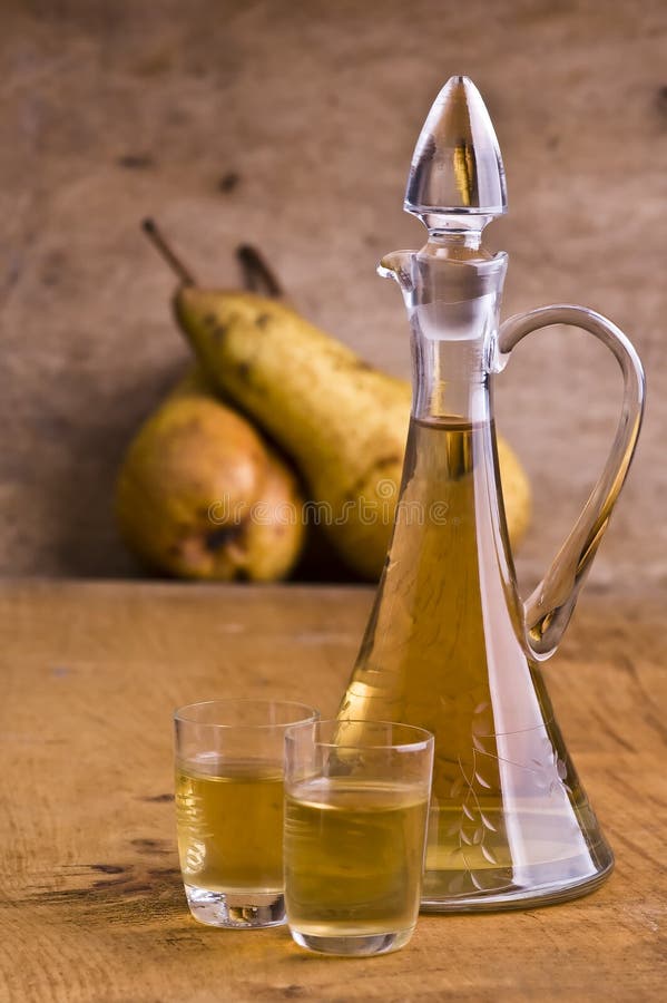 Bevanda E Pera Tradizionali Alcoliche Immagine Stock - Immagine di ...