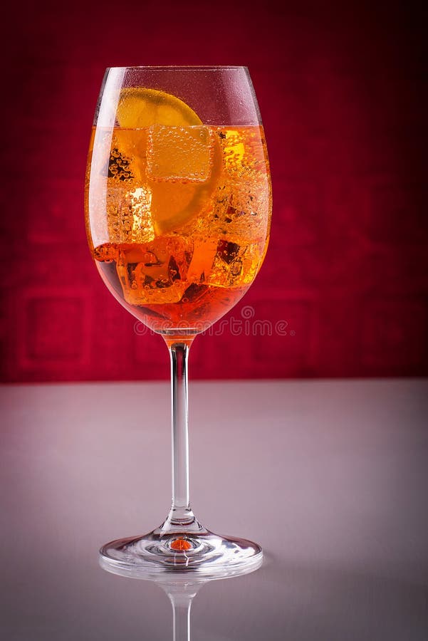 Bevanda Lunga Fresca, a Base Di Vino Immagine Stock - Immagine di barra ...