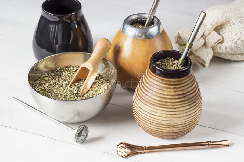 Bevanda Tradizionale Dell'erba Mate Con Gli Accessori Immagine Stock ...