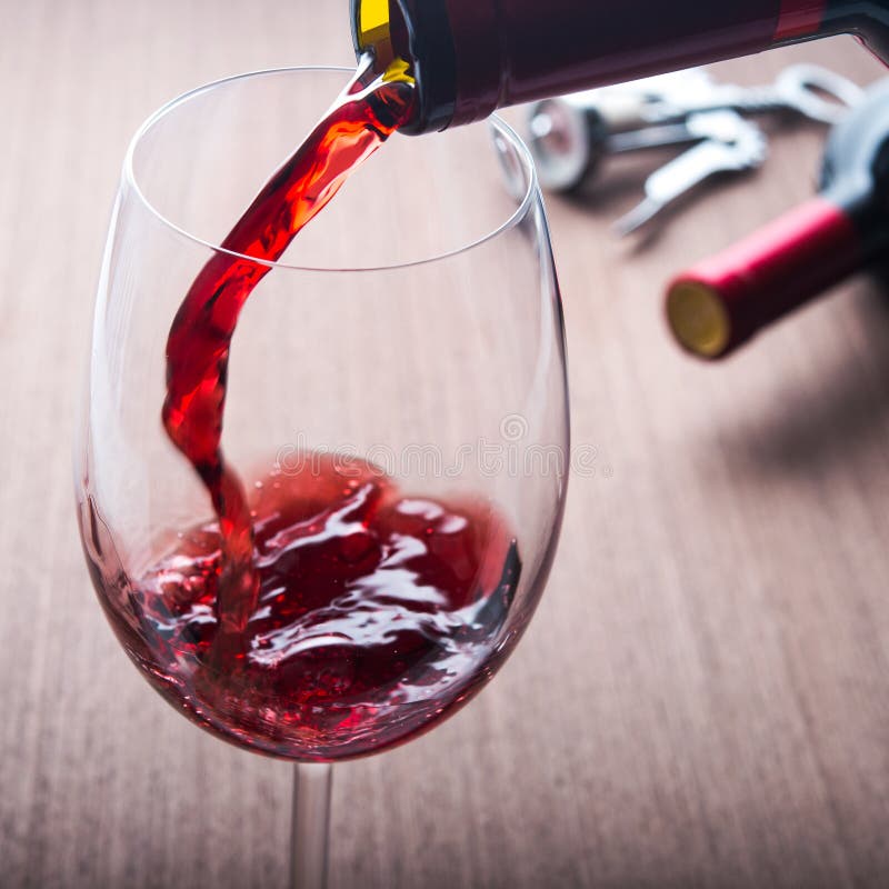 Vino rosso versato immagine stock. Immagine di celebri - 55021813