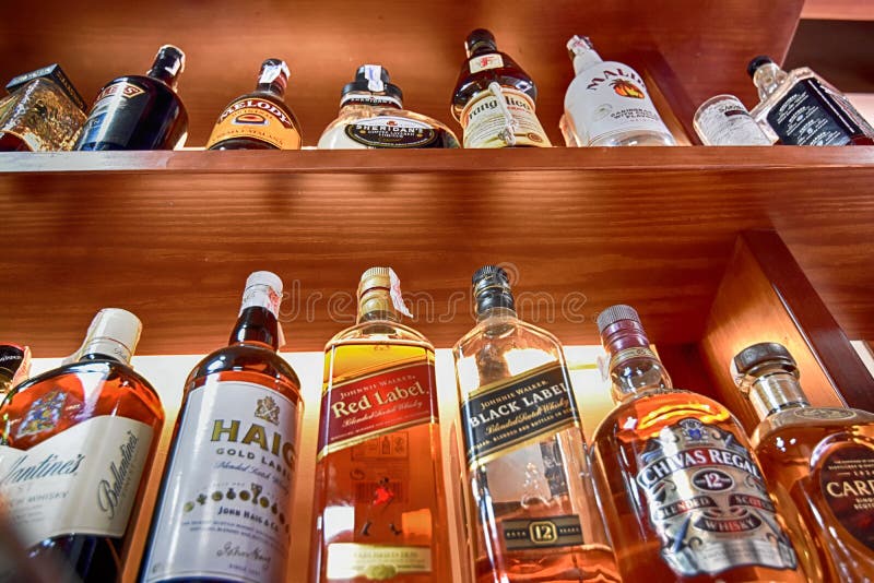 Bevande alcoliche immagine editoriale. Immagine di consumismo - 23406285