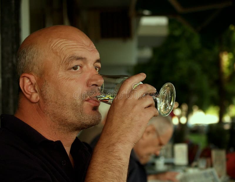 Bevitore di vino immagine stock. Immagine di uomo, bere - 834695