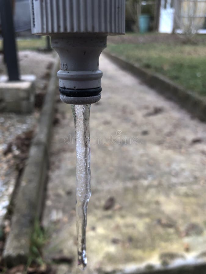 Bevriezend leidingwater stock foto. Image of koel, flora - 137436342