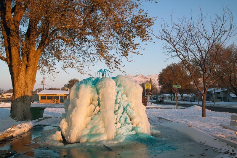 Bevroren Fontein Van Ijskegels Stock Foto - Image of fontein, winter ...