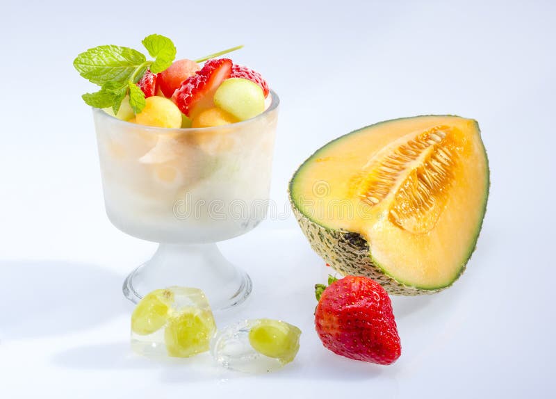 Bevroren fruitsalade stock afbeelding. Image of rood - 35839895