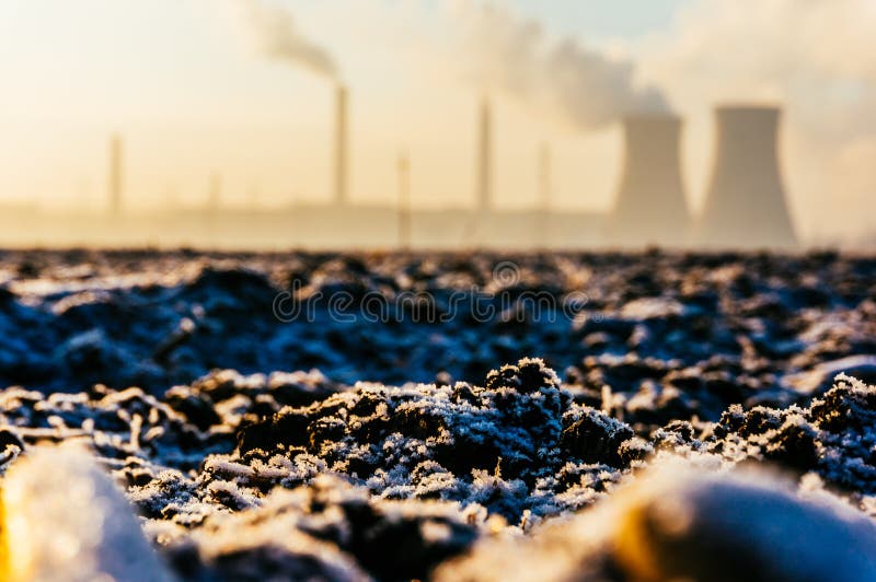 Bevroren grond met ijs stock afbeelding. Image of stad - 72831445