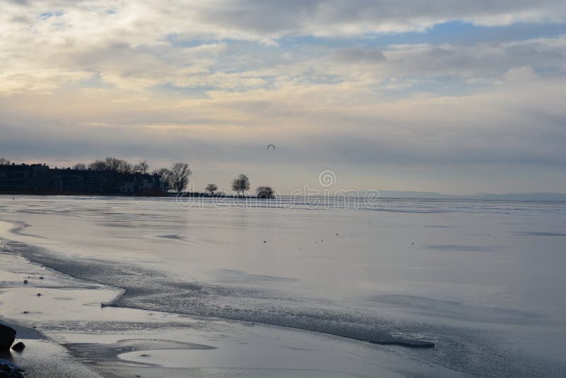 Bevroren Meer Balaton in Hongarije Stock Afbeelding - Image of wolk ...