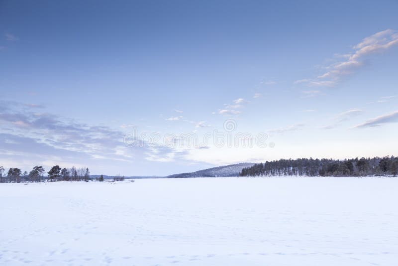 Bevroren Meer in Inari, Finland Stock Afbeelding - Image of mooi ...